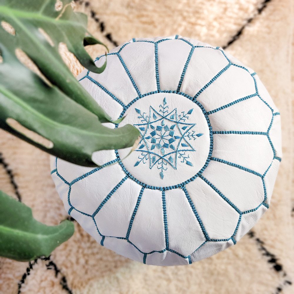 Puff de Cuero Blanco con Bordados Celeste | Made in Marruecos